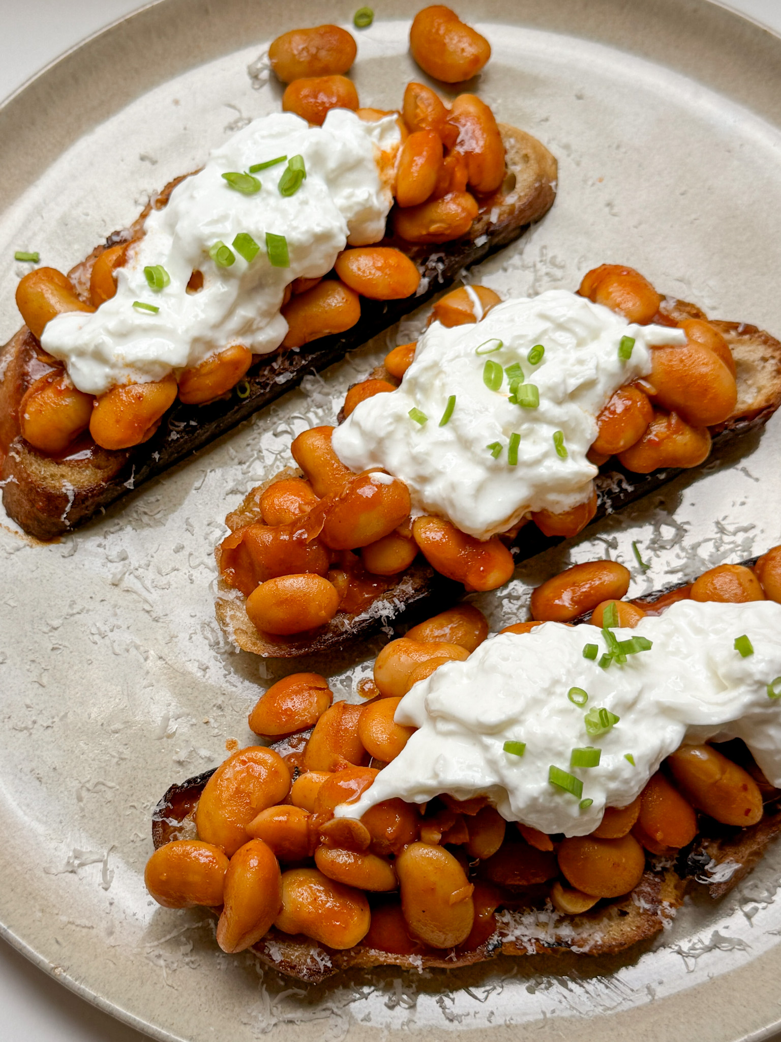Beans on Toast: Weiße Bohnen Toast mit Gochujang und Burrata - Sophia ...